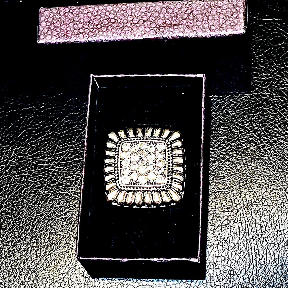 Gorgeous Ring With Open And Shut Snap Closure - Gem